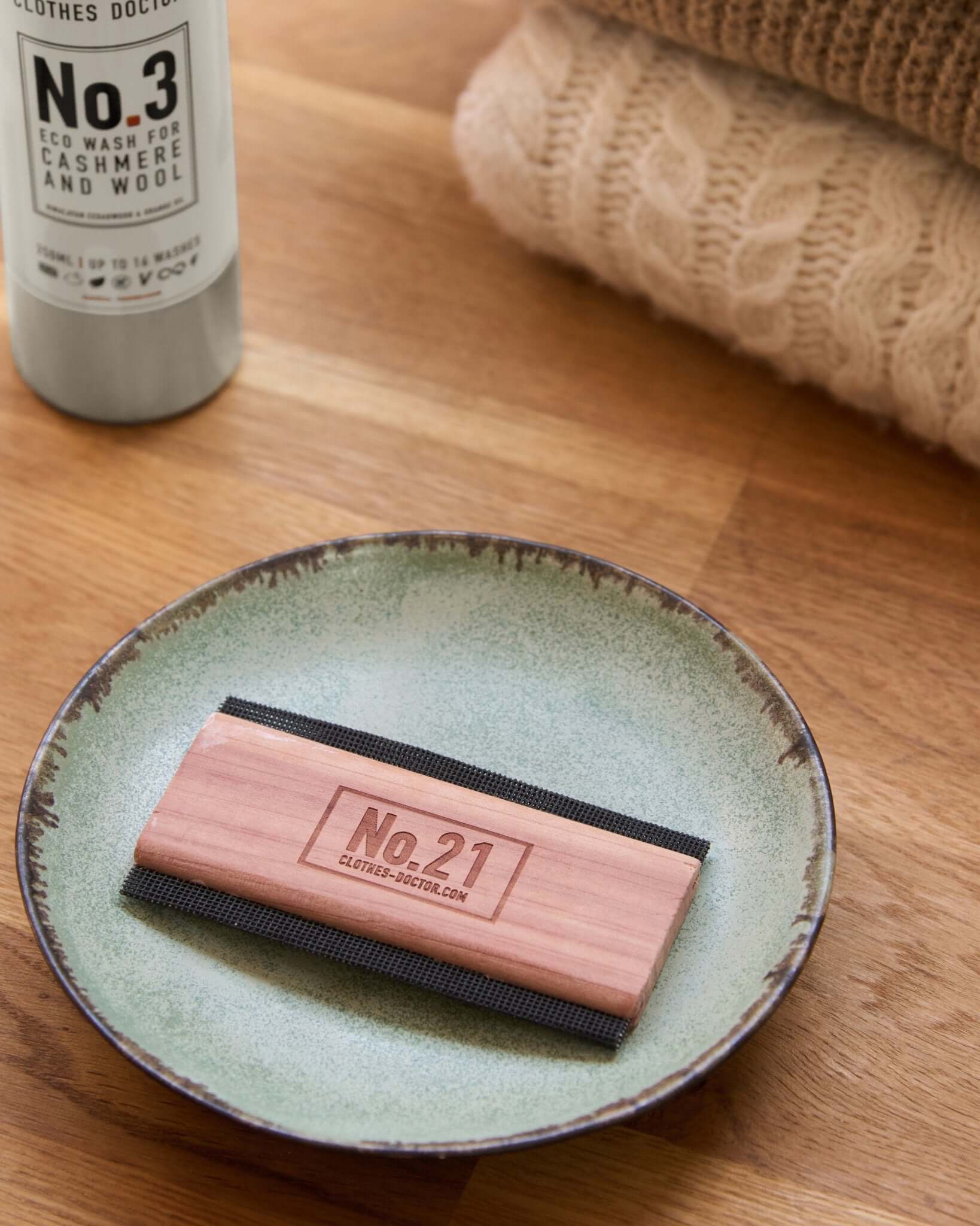 Cashmere Comb in Red Cedarwood - Clothes Doctor